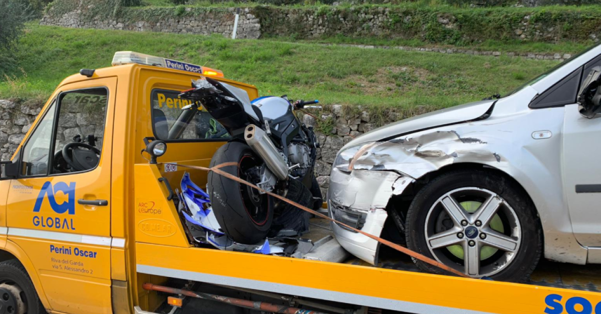 Scontro fronto-laterale tra un'auto e una moto, disagi al traffico - il ...
