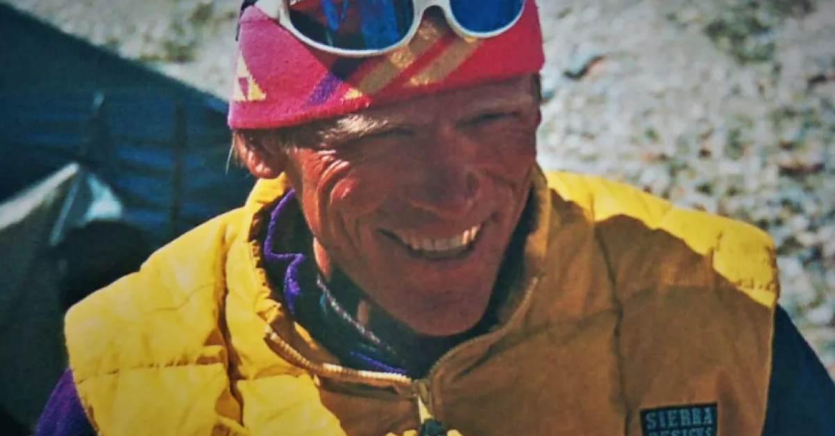 Un'enorme valanga, poi il vuoto. Era il giorno di Natale quando l'alpinista Anatolij Bukreev ...