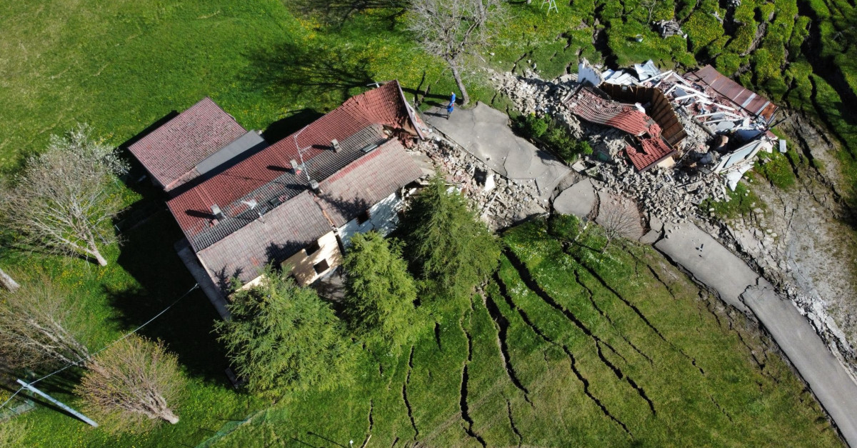 La grande frana (lunga 3 chilometri) che divide il paese si muove a un ...
