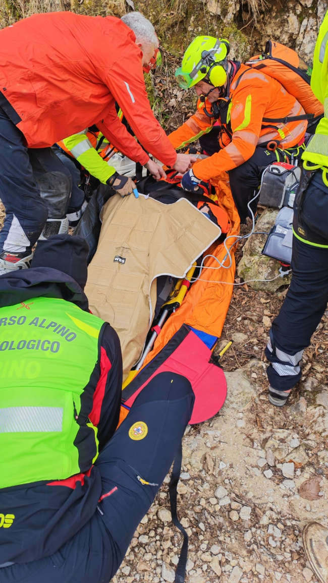 Sul sentiero con la moto da cross, cade e vola per 15 metri in una ...