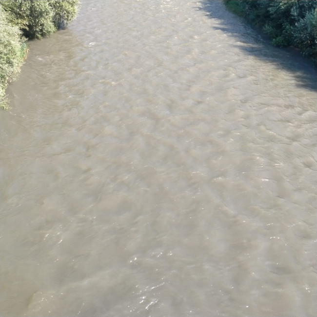 Viene pulito l'invaso e le acque del fiume fino al lago cambiano colore ...