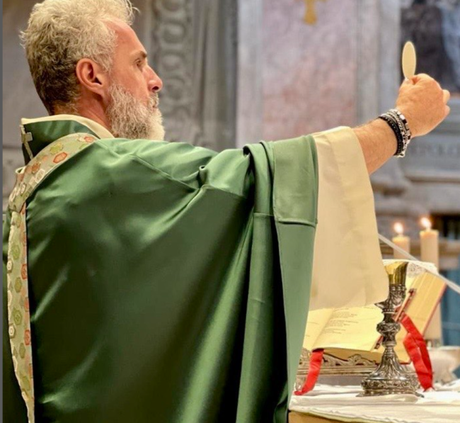 Don Giuseppe Fusari, il "sacerdote 2.0." diventato star dei social, che ...