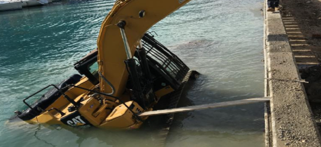 Escavatore da 260 quintali finisce nel lago di Garda (FOTO e VIDEO ...