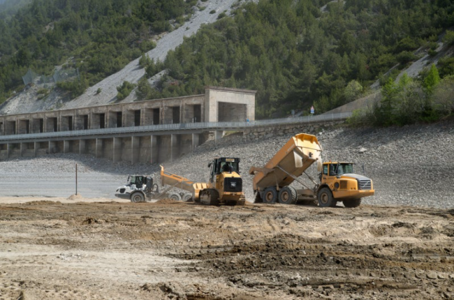 Lago di Resia 'a secco' e mezzi in azione per spostare di ben 70 metri ...